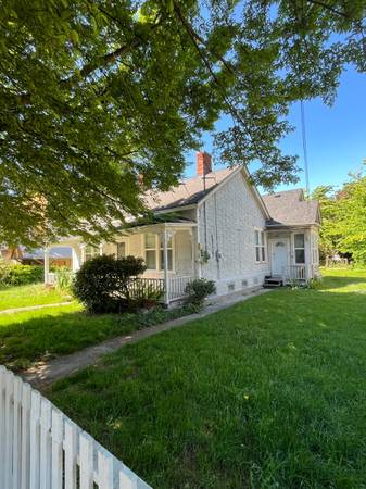 James Bay Duplex 1 Bedroom & Den Bright Character Housr - apartments ...