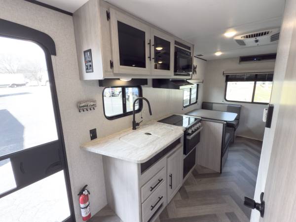 2024 KEYSTONE ZINGER 211RD BY CROSSROADS LITE - rvs - by dealer ...